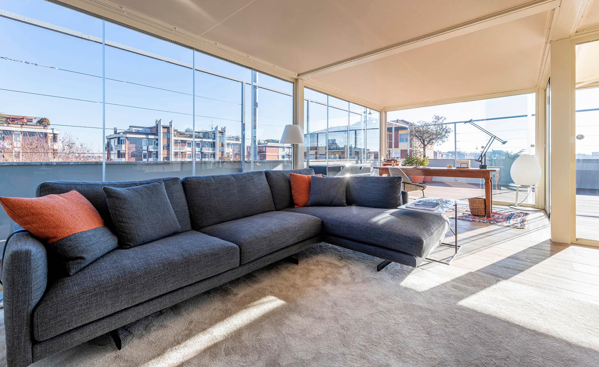 Progetto di design con salotto BertO per attico a Milano