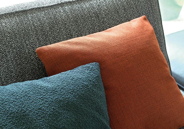 Abbinare i cuscini decorativi al tuo divano di Design: ecco come fare!